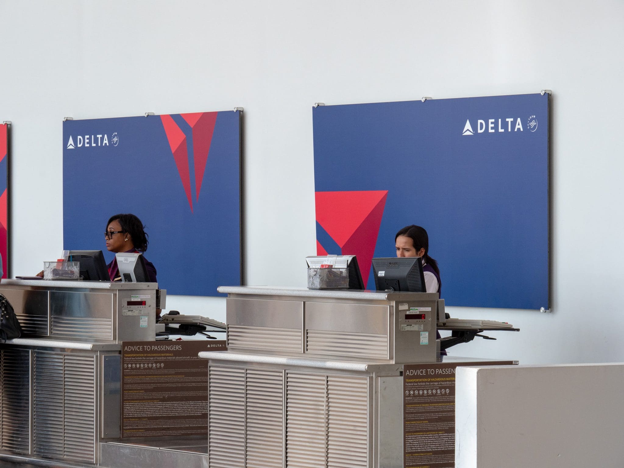 Amex Platinum Card vs. Delta SkyMiles Platinum: Side By Side Comparison